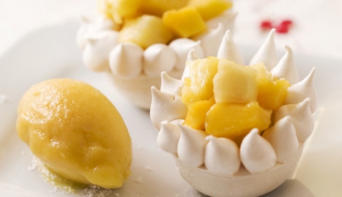 Coques de meringue et sorbet mangue ananas - L'Eau Vive